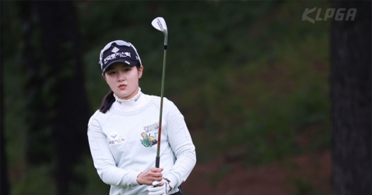 새로운 메인 후원사 로고를 단 박현경 [KLPGA 챔피언십]