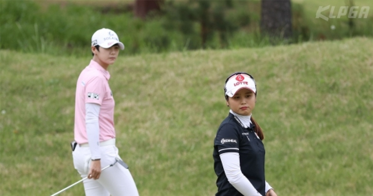 신중하게 그린을 살피는 박성현과 최혜진 [KLPGA 챔피언십]