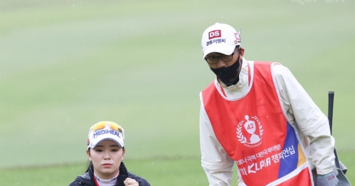 캐디와 함께 그린을 살피는 이다연 프로 [KLPGA 챔피언십]