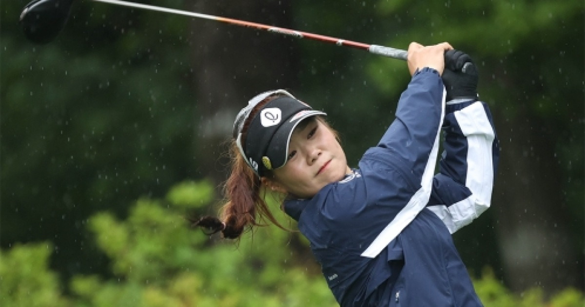 빗속에서 드라이버 샷을 날리는 이소영 프로 [KLPGA 챔피언십]