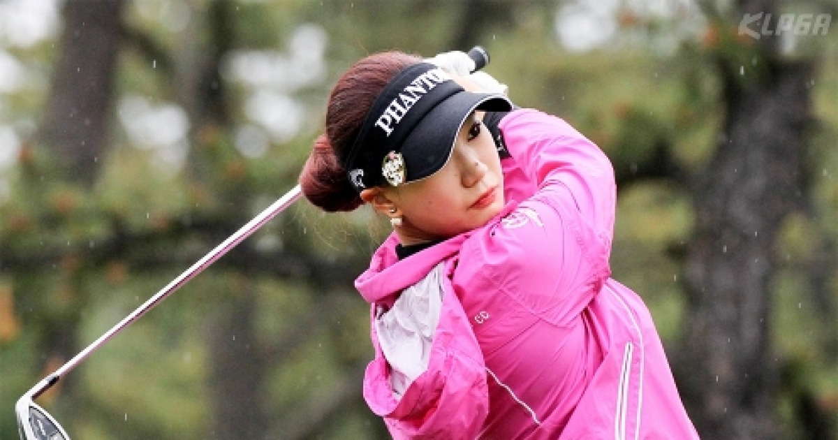 정교한 아이언 티샷을 날리는 유현주 프로 [KLPGA 챔피언십]