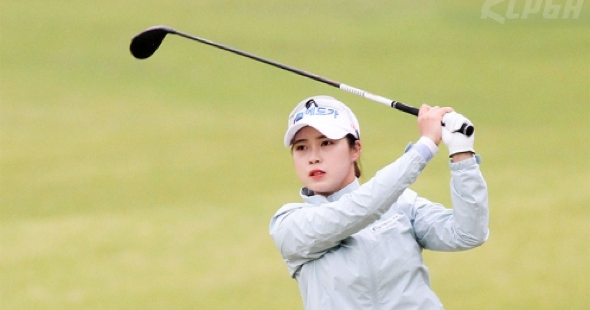러프에서 세컨샷을 날리는 전예성 프로 [KLPGA 챔피언십]