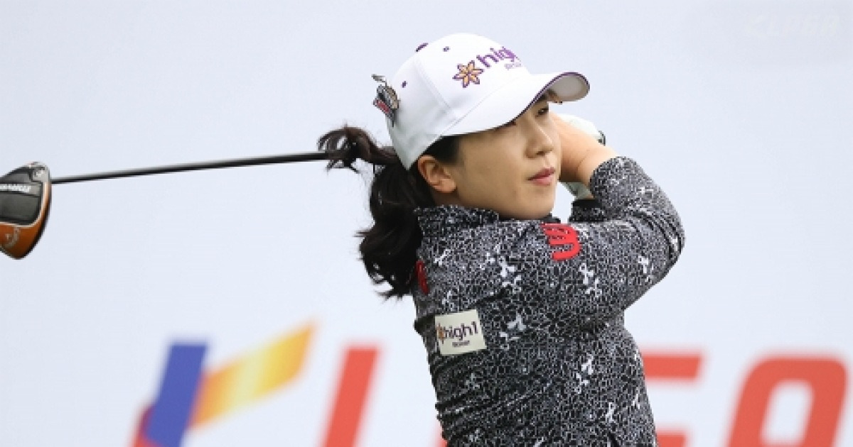 티샷을 날린 후 타구 방향을 바라보는 김지현2 [KLPGA 챔피언십]