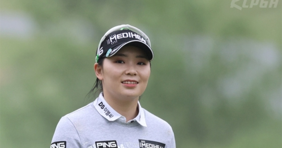 카메라를 향해 미소 짓는 이다연 프로 [KLPGA 챔피언십]