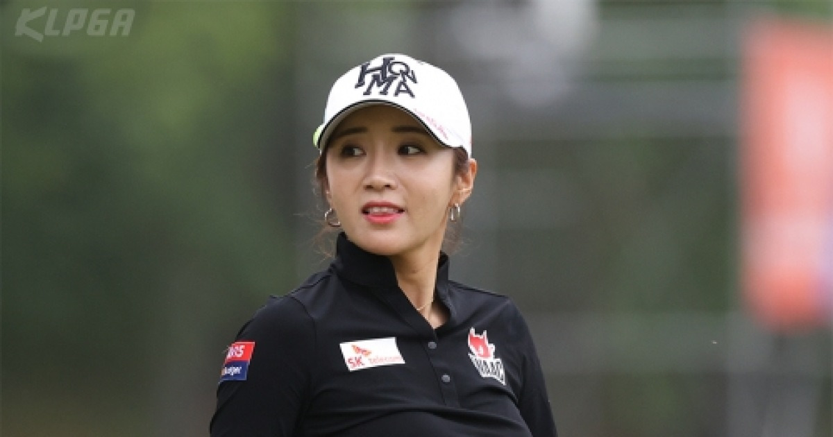 블랙과 화이트로 세련되게 매치한 이보미 프로 [KLPGA 챔피언십]