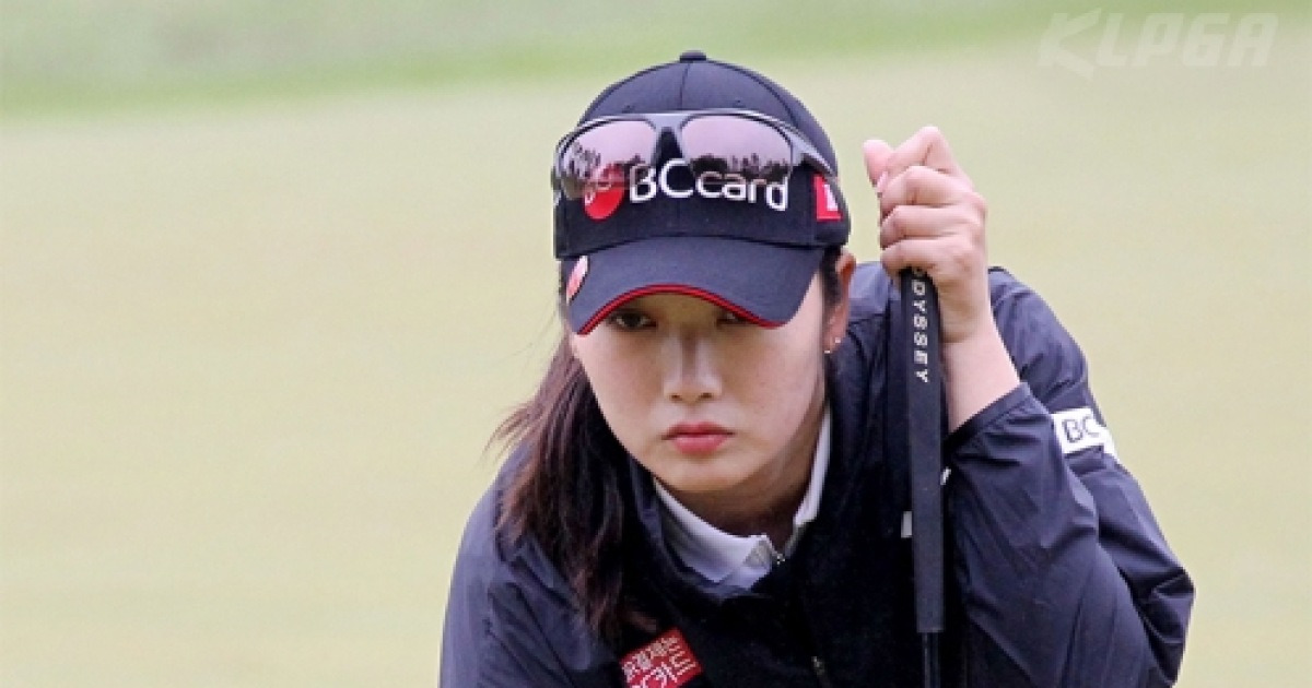 신중하게 공을 그린에 놓는 한진선 프로 [KLPGA 챔피언십]