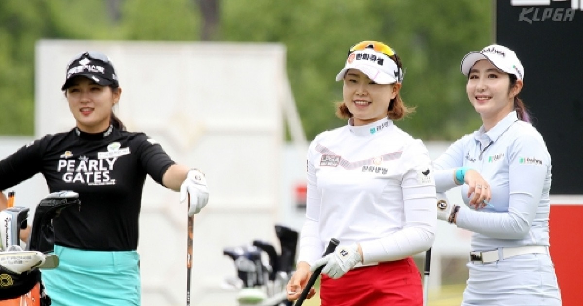 '미소에 느껴지는 묘한 긴장감' 박현경·임희정·배선우 프로 [KLPGA 챔피언십]