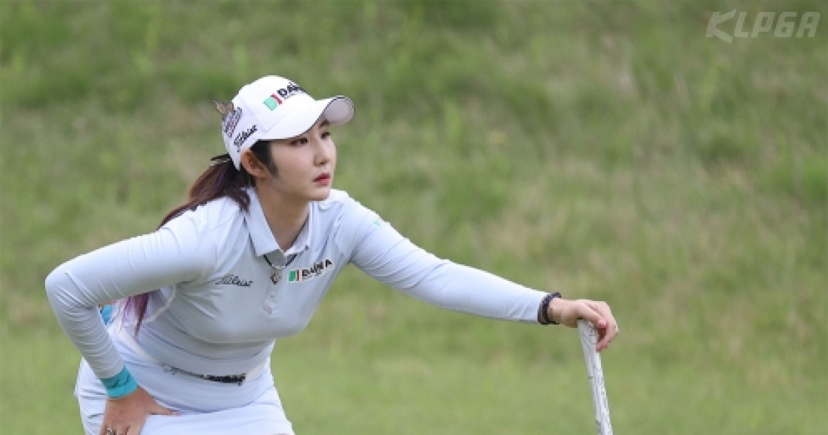 무릎을 굽힌 채 라인을 보는 배선우 프로 [KLPGA 챔피언십]