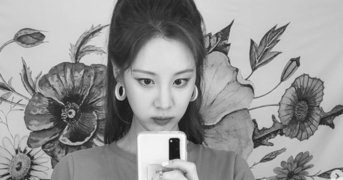 잘지내고 있서현 서현 흑백 뚫고 나오는 미모
