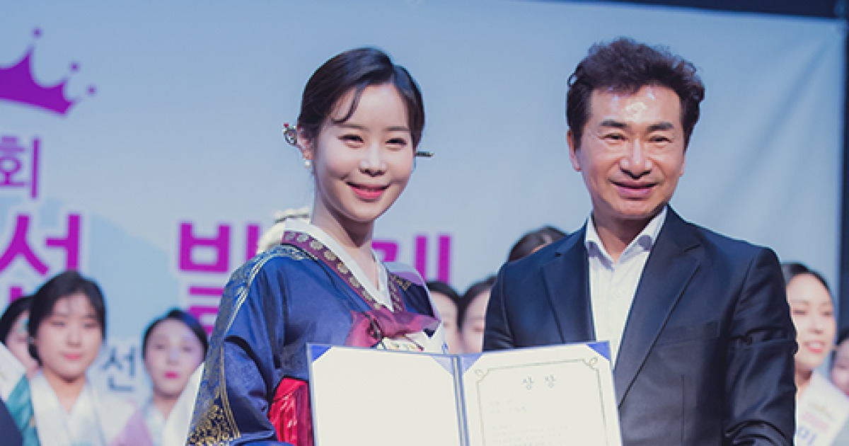 [bnt포토] '2020 미스관광선발제전'에서 기념촬영 중인 지 신수정