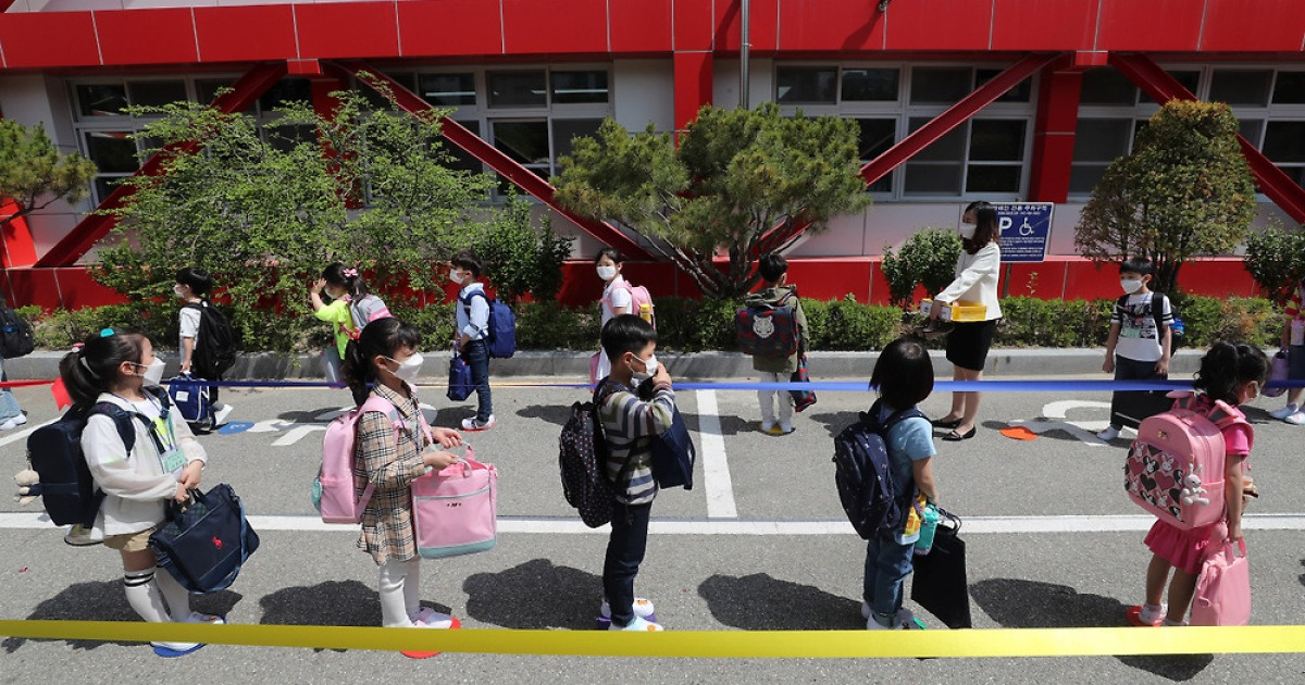 [Photo News] Students return to school amid virus outbreak