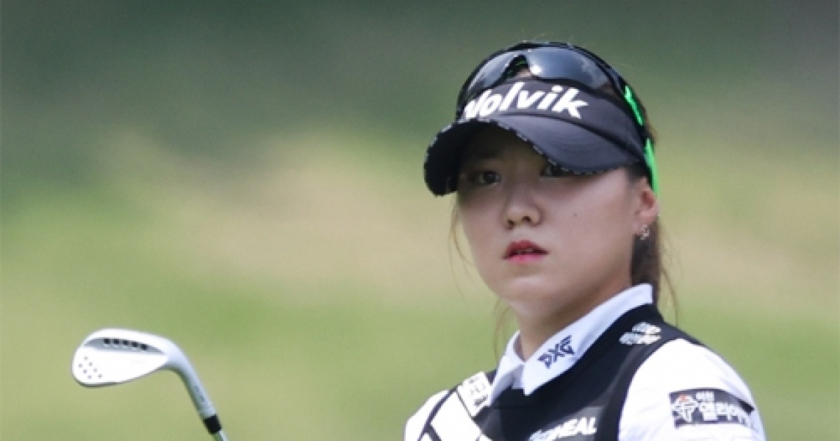 그린 주변에서 칩샷을 시도한 조아연 프로 [KLPGA E1채리티오픈]