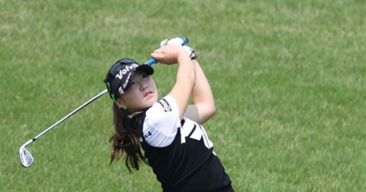 경사면에서 아이언샷을 날리는 조아연 프로 [KLPGA E1채리티오픈]