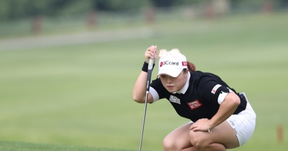 신중하게 그린을 살피는 장하나 프로 [KLPGA E1채리티오픈]