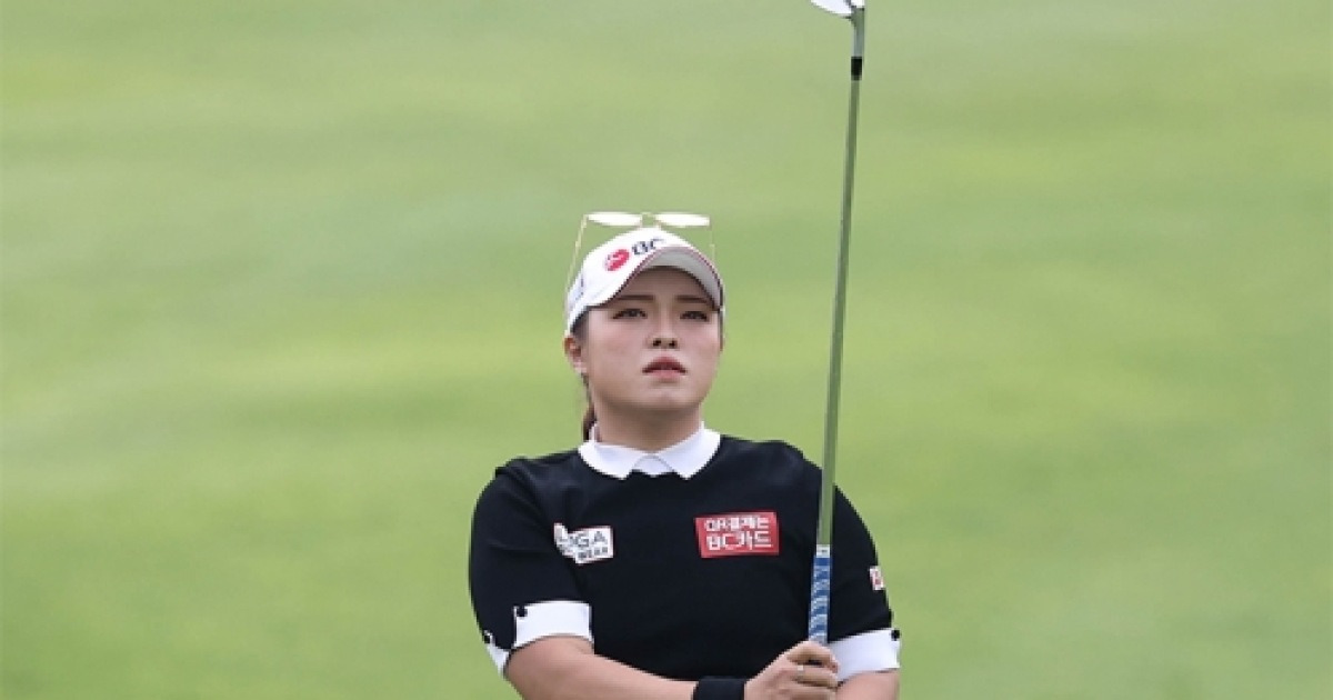 비장한 표정으로 타구 방향을 확인하는 장하나 프로 [KLPGA E1채리티오픈]