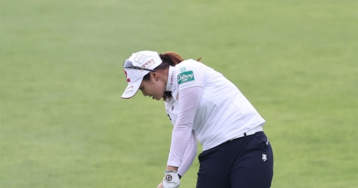클럽 페이스로 볼을 강타한 최혜진 프로 [KLPGA E1채리티오픈]