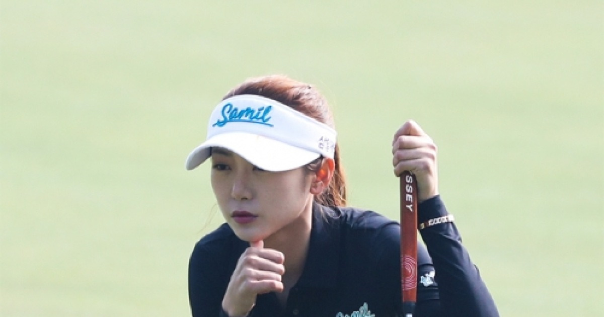 우아한 포즈로 그린을 살피는 안소현 프로 [KLPGA E1채리티오픈]