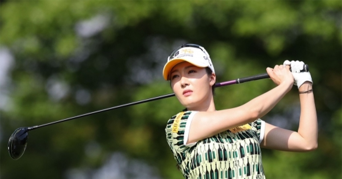 샷 이글에 성공한 오지현 프로 [KLPGA E1채리티오픈]