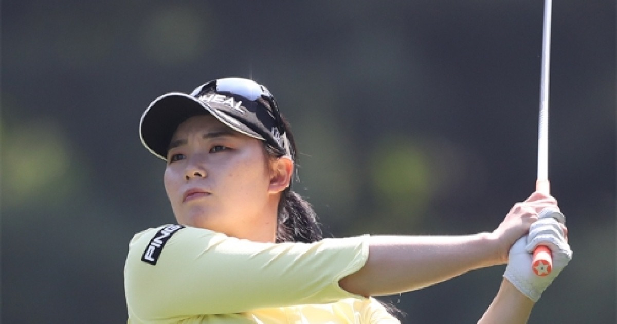 타구 방향을 바라보는 이다연 프로 [KLPGA E1채리티오픈]