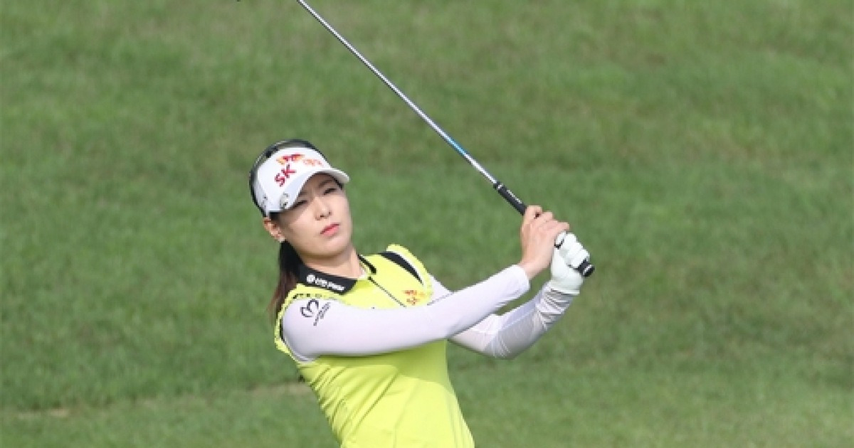 프로골퍼 김자영2의 페어웨이 아이언 샷 [KLPGA E1채리티오픈]