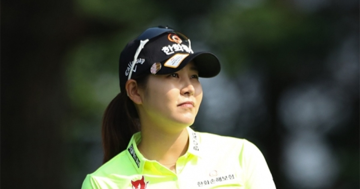 아쉬운 표정으로 타구 방향을 바라보는 김지현 프로 [KLPGA E1채리티오픈]