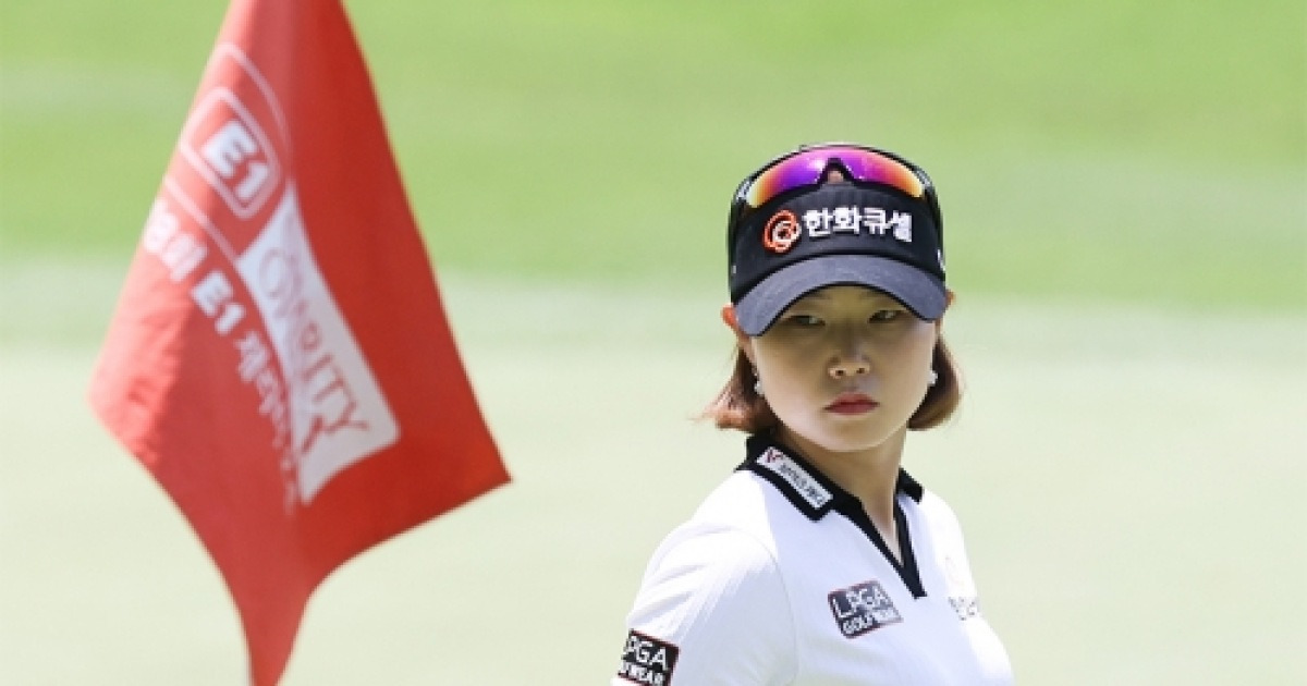 신중하게 그린을 살피는 임희정 프로 [KLPGA E1채리티오픈]