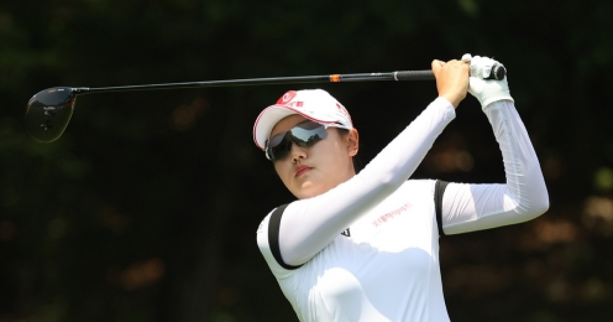 이글에 성공한 조혜림 프로의 파워풀한 티샷 [KLPGA E1채리티오픈]