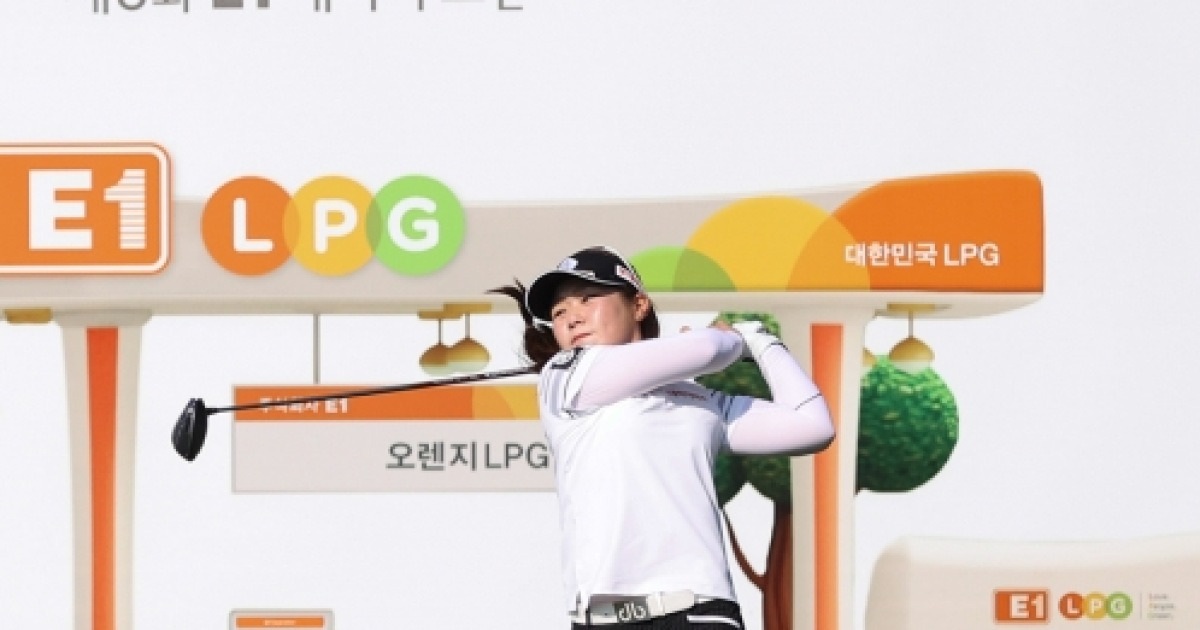 LPG 충전소(?)에서 티샷을 시도하는 이소영 프로 [KLPGA E1채리티오픈]