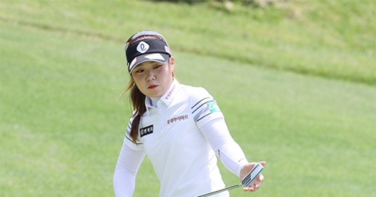 신중하게 그린을 살피는 이소영 프로 [KLPGA E1채리티오픈]