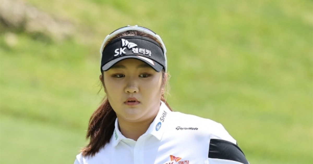 버디 퍼트를 시도하는 유해란 프로 [KLPGA E1채리티오픈]