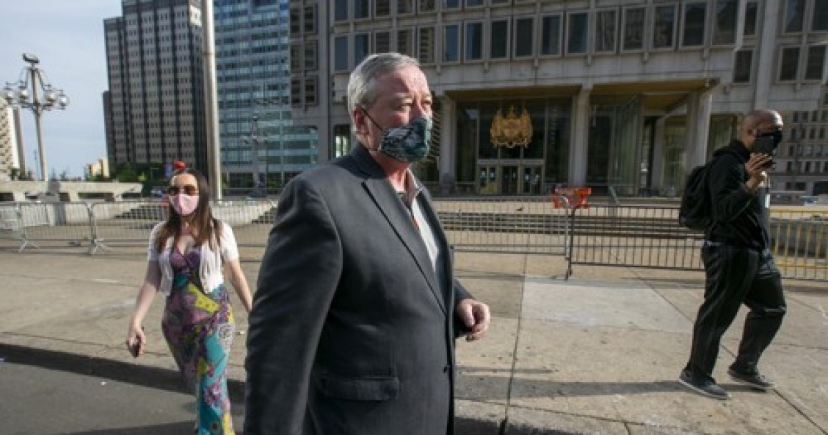 Ex Mayor Statue Removed