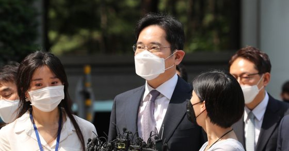 Samsung scion Lee attends hearing on detention