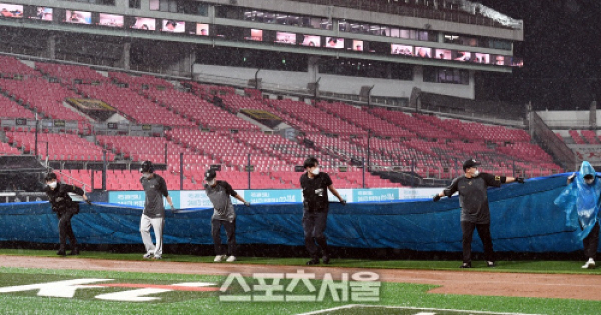 [포토]5회말 이후 중단되는 KT-KIA 수원 경기