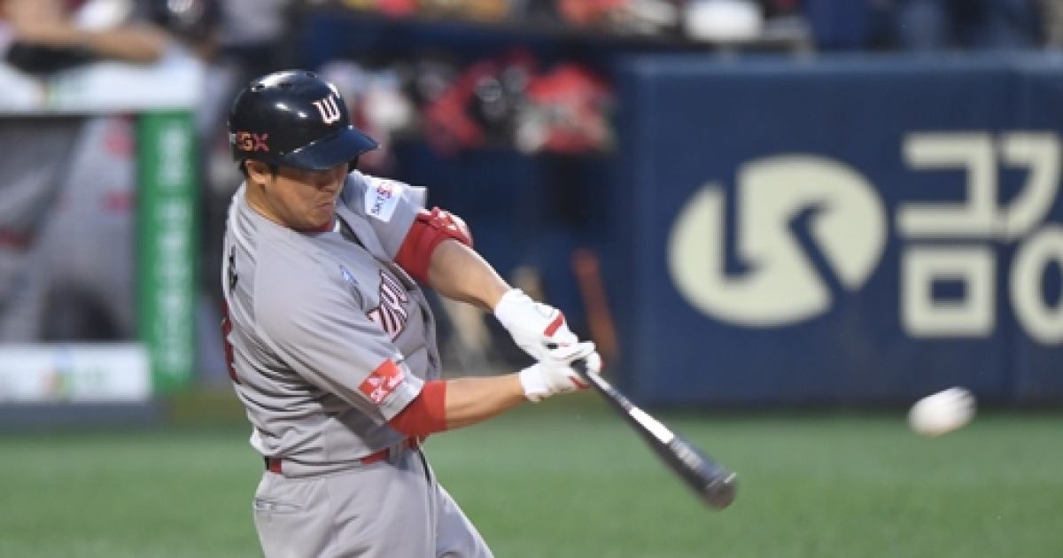 최정, KBO리그 17번째 3000루타 달성 '역대 최연소 기록'