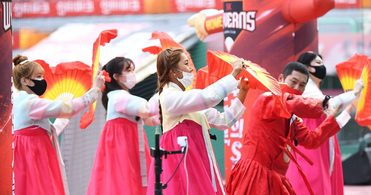 [SC영상] ESPN 생중계로 전 세계에 알리는 KBO리그, 응원과 한복 공연까지