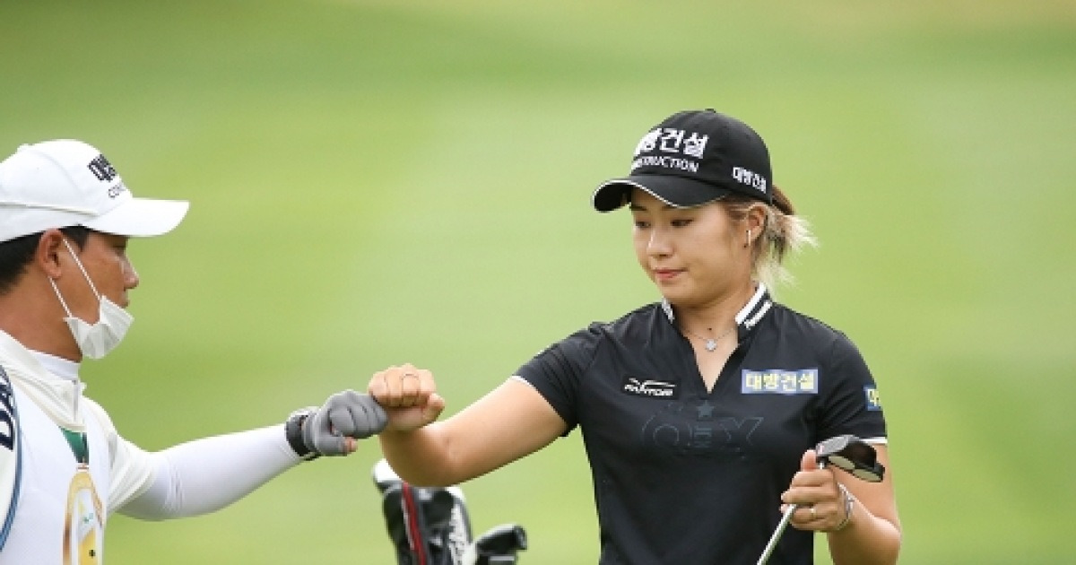 버디 퍼트에 성공한 이정은6 프로 [KLPGA 에쓰오일 챔피언십]