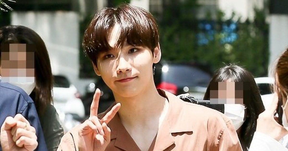 [포토] AB6IX 전웅, '그만의 브이'