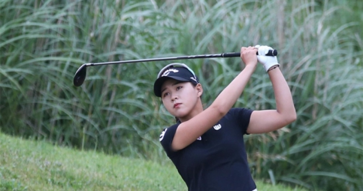 트러블샷을 시도하는 루키 이제영 프로 [KLPGA 에쓰오일 챔피언십]