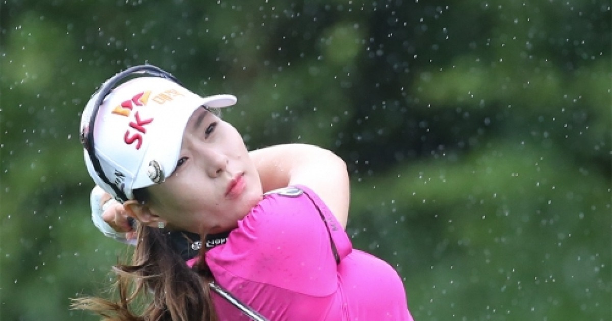 빗속에서 티샷을 날리는 김자영2 프로 [KLPGA 에쓰오일 챔피언십]