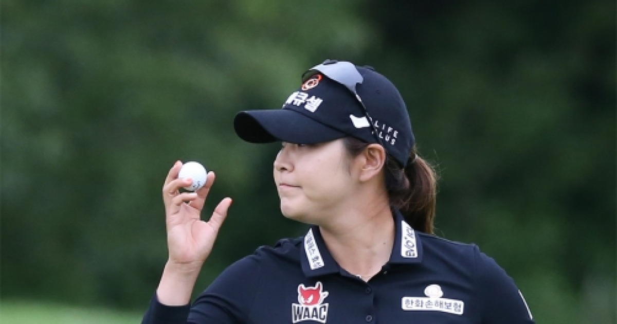 버디 퍼트에 성공한 김지현 프로 [KLPGA 에쓰오일 챔피언십]