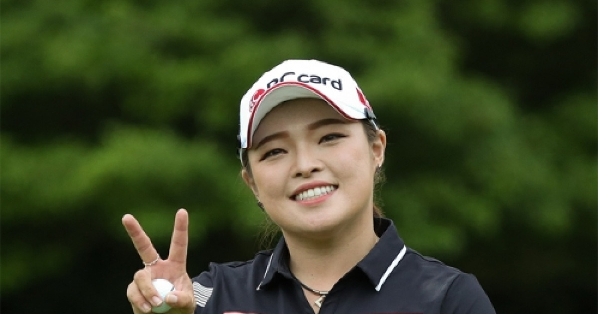 승리의 'V'자를 그리는 장하나 프로 [KLPGA 에쓰오일 챔피언십]