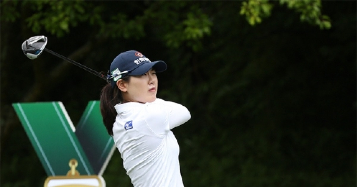 타구 방향을 바라보는 이정민 프로 [KLPGA 에쓰오일 챔피언십]