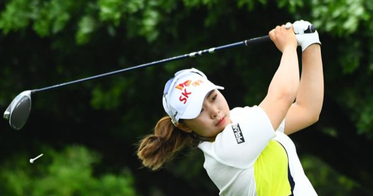 'S-OIL 2라운드 단독선두' 김지영2 "더블보기 후 멍했다"[ST현장]