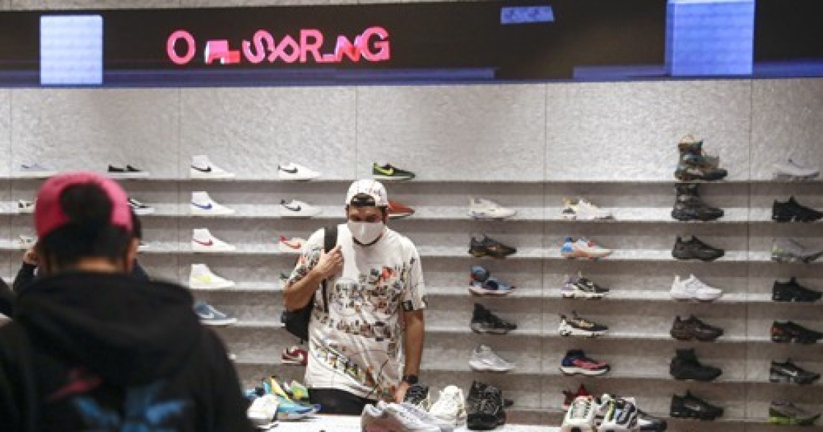 Virus Outbreak Britain Shops Reopen