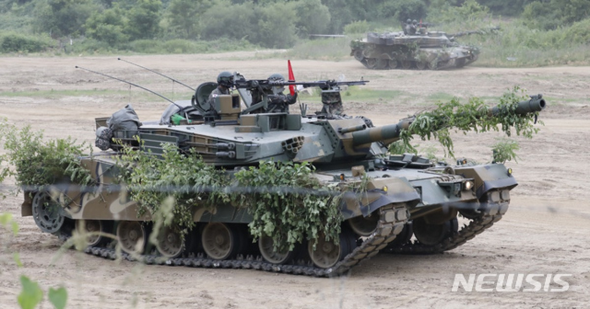 기동하는 K-1E1 전차