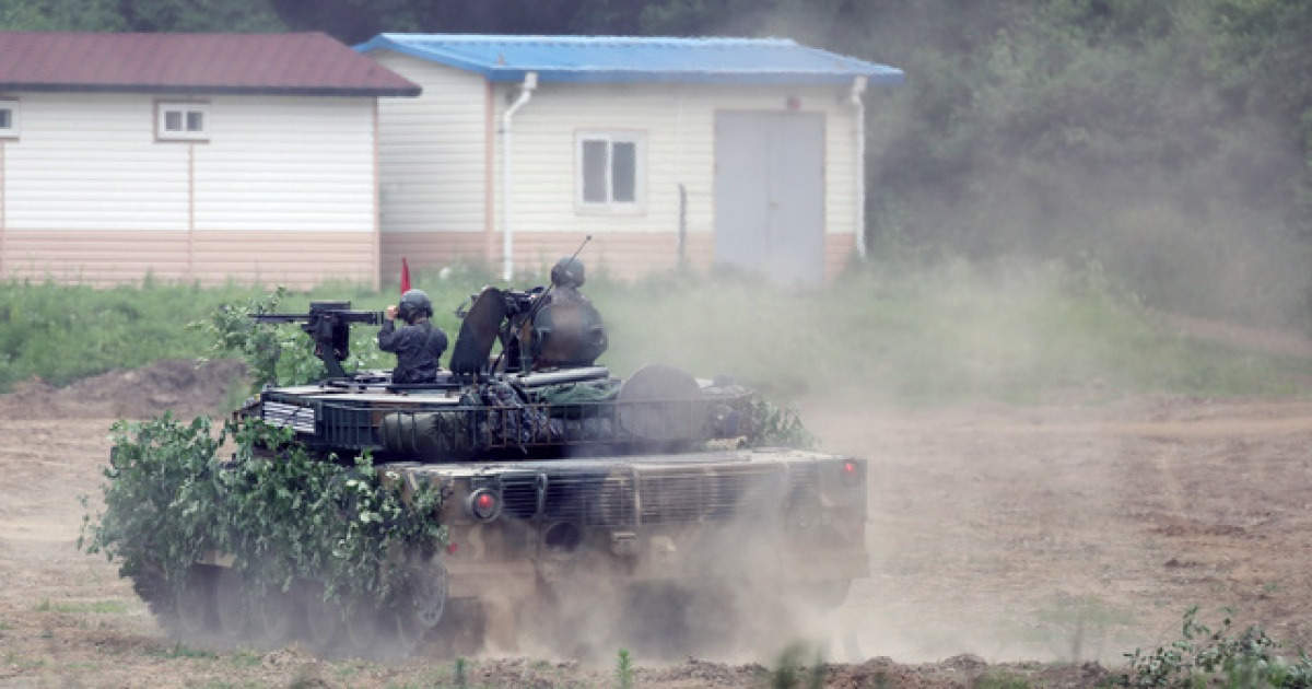 기동하는 K-1E1 전차