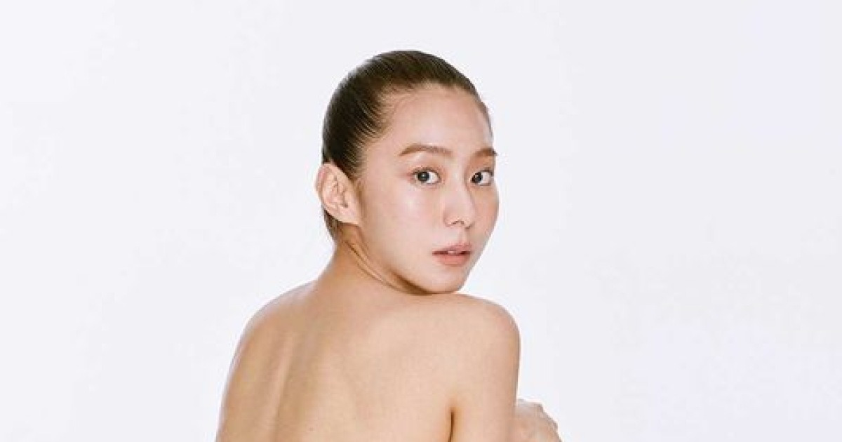 유이 파격 세미누드 화보 공개 꿀벅지 건강미 되찾았다 [화보]