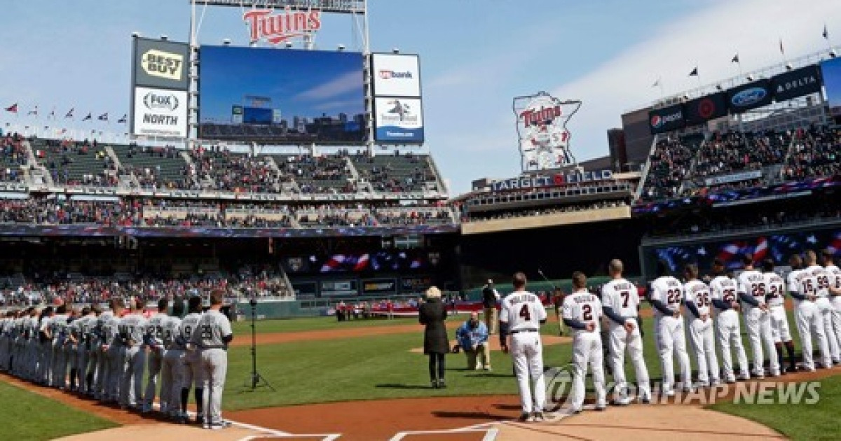Twins Griffith Statue Baseball