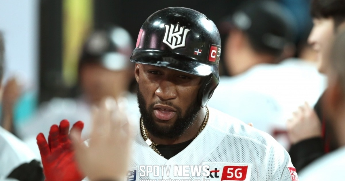 [수원 게임노트] '구창모 강판+로하스 100호포' kt, NC와 DH 2경기 19-6 대승