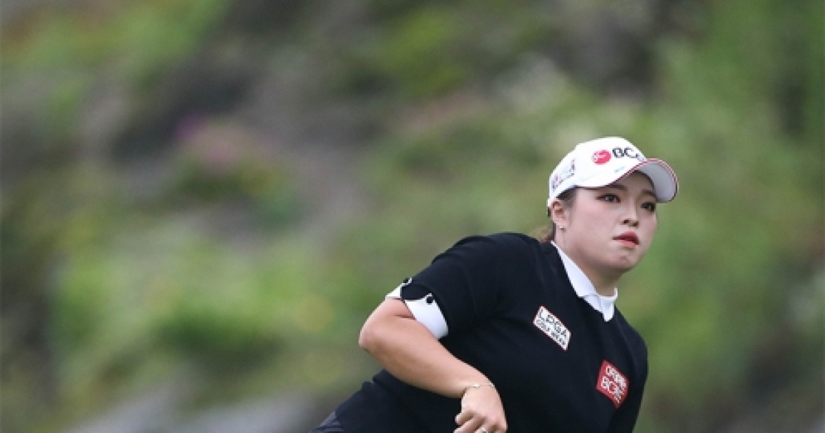 그린을 확인하는 장하나 프로 [KLPGA BC카드·한경 레이디스컵]